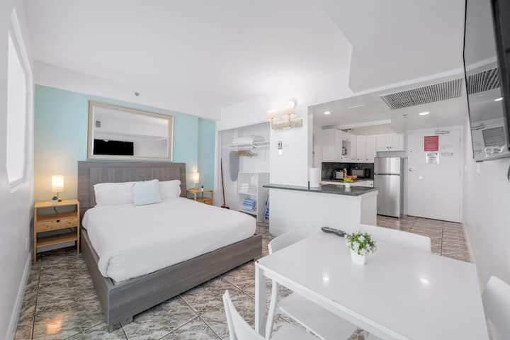 Oceanview Studio | Split Layout + Gym + Parking - Miami Beach, FL