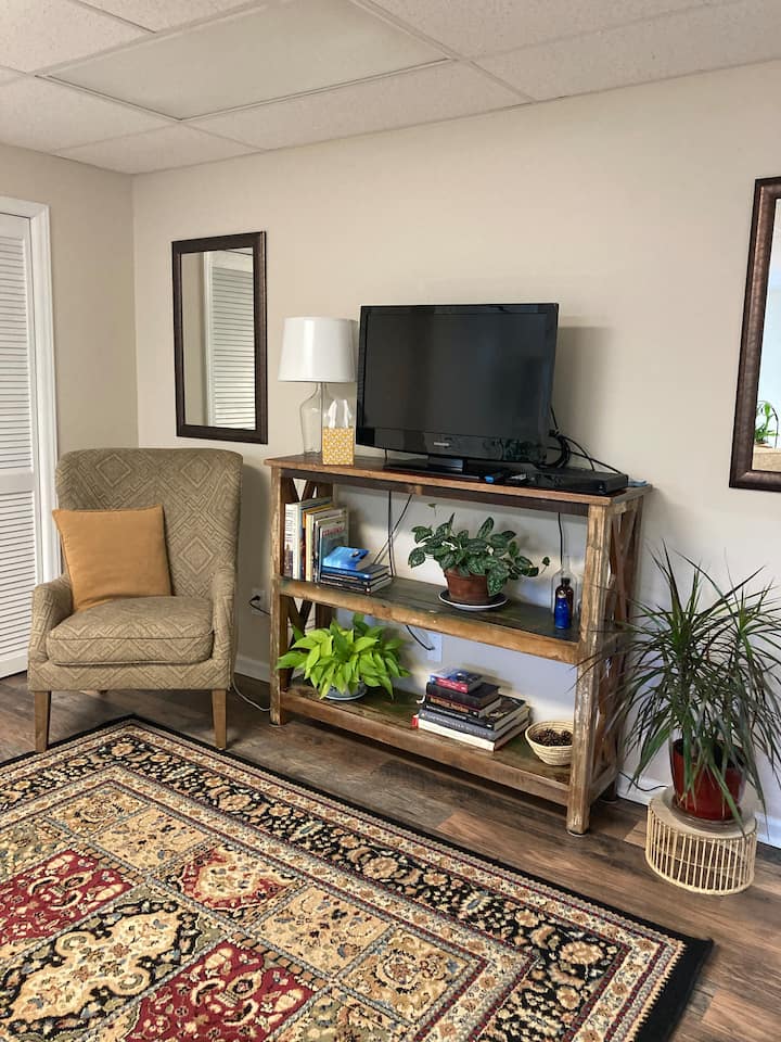 Quiet Country Apt., Fully Appointed, Queen Bed - Weaverville, NC