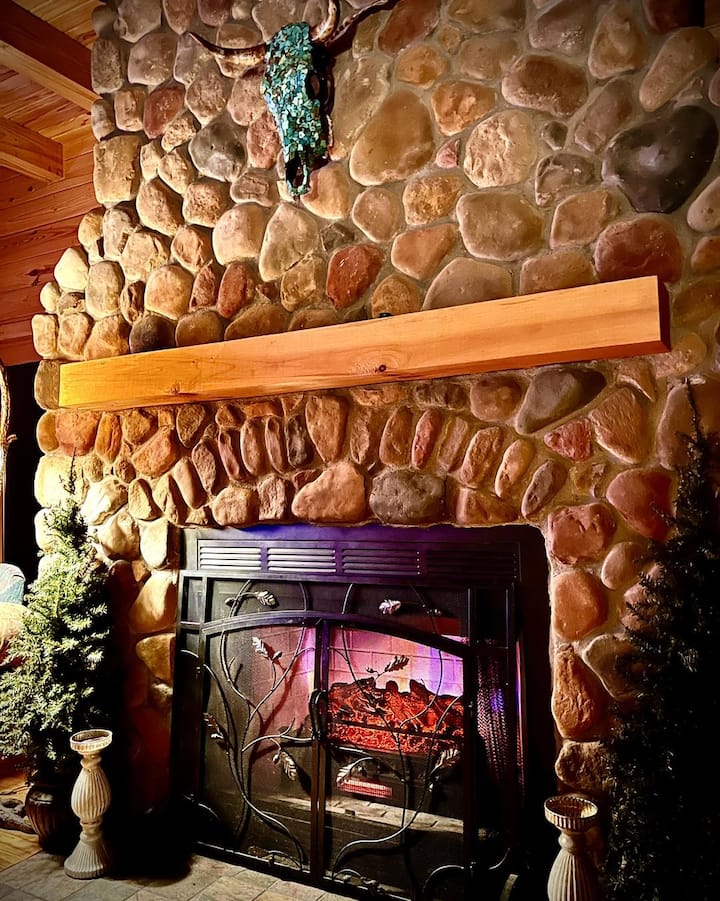 Lost River Lodge Rustic Cozy Families & Groups - French Lick, IN