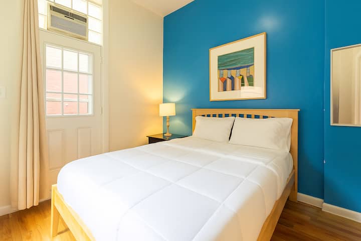 Charming 1br W/ Terrace Near Riverside Park - 埃奇沃特