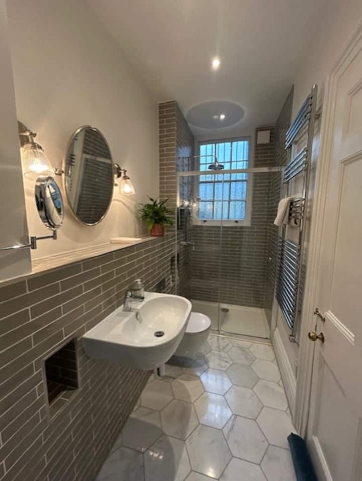 Large Double En-suite Cheltenham Townhouse Parking - Cheltenham