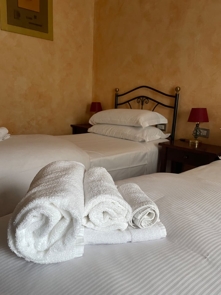 Stanza Doppia (Letti Singoli) - Bagno Privato - Saronno