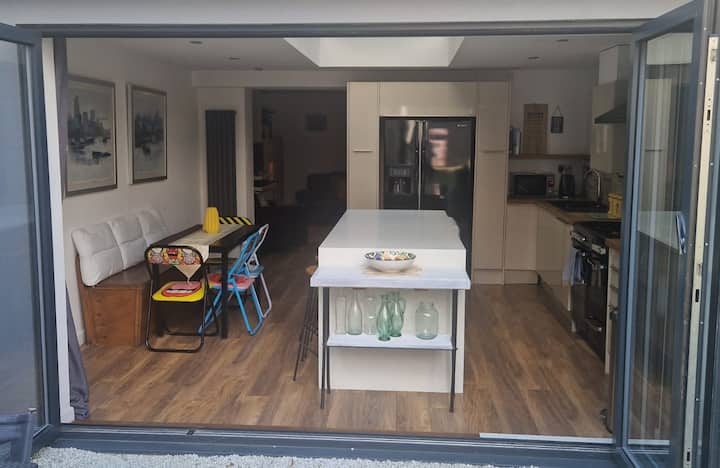 'Beachside' Seafront Apartment - Garage & Garden - Portsmouth