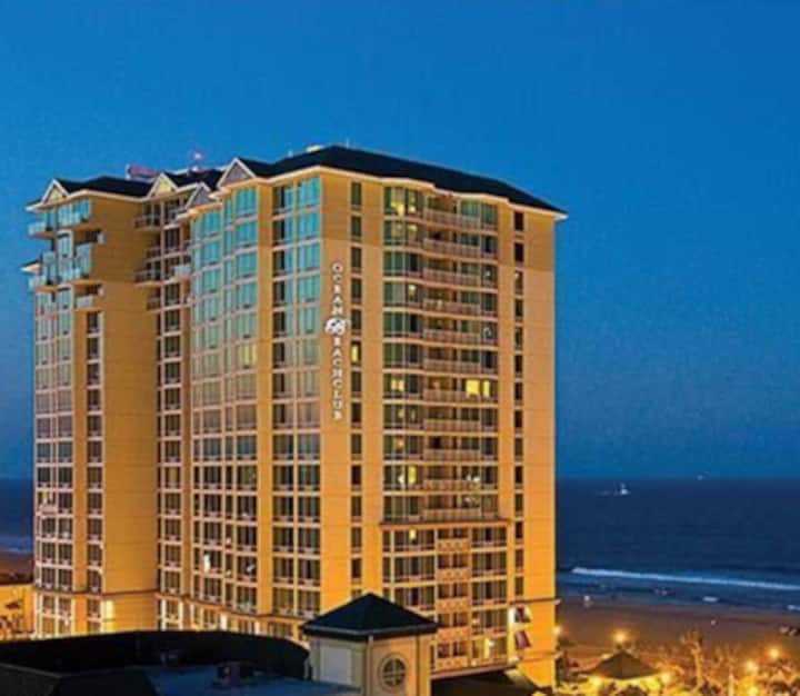 Charming Three Bedroom Penthouse- City View - Virginia Beach, VA