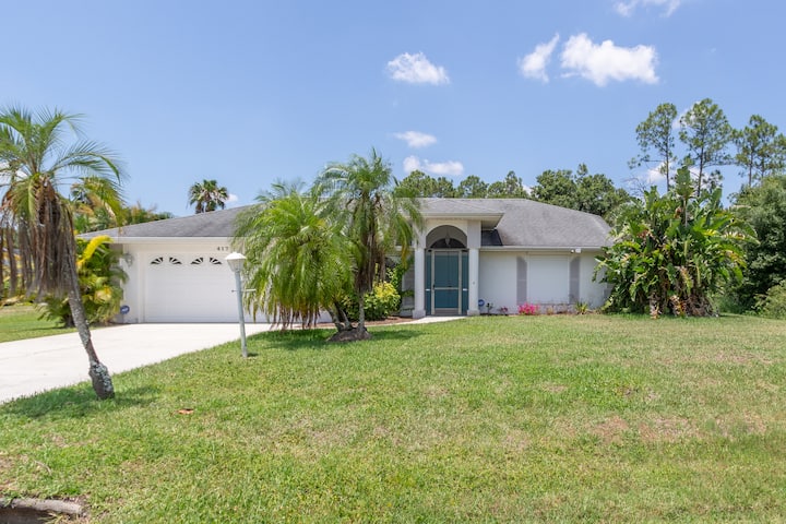 Villa Paula, Pool Home With 2 Master-bedrooms - Lehigh Acres, FL