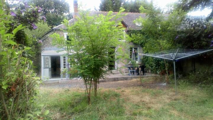 Cheerful 3 Bedroom Cottage With Large Front Garden - Merdrignac