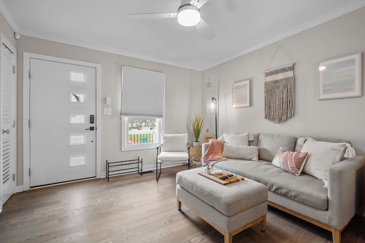 Clean & Comfy Townhouse | 4-min Walk To Downtown - Raleigh, NC
