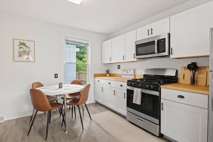 Yellow Door Cottage (A): Downtown Saratoga Springs - Saratoga Springs, NY