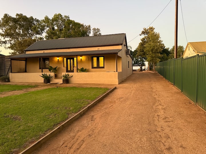 1930's Cottage With Stunning River Views. - Waikerie