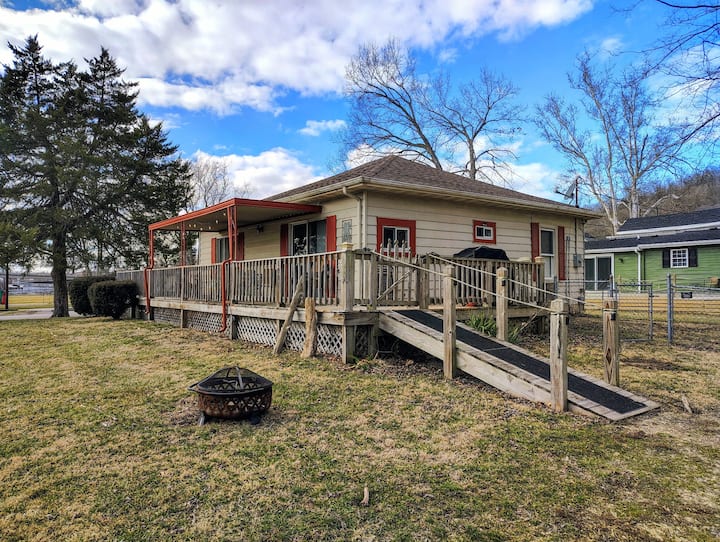 Cheerful 3-bedroom Cottage With Fireplace. - Clifty Falls State Park, Madison