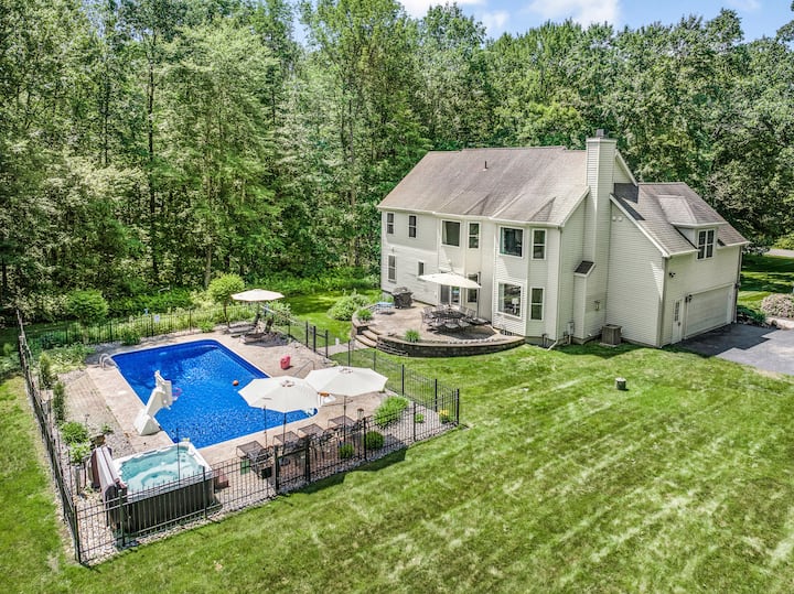 Book A Fall Getaway! Hot Tub, Game Rm, Fire Place! - Saratoga, NY