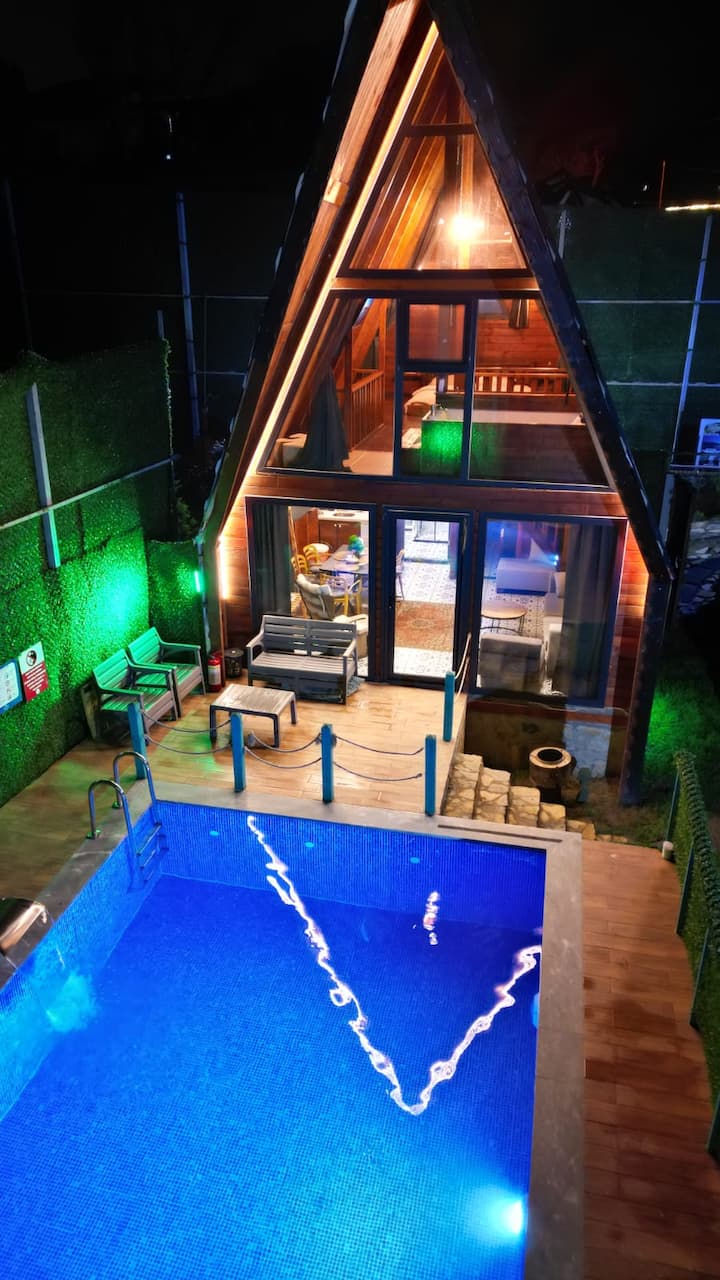 4-i̇ç Jakuzili Havuzlu Aile Bungalowu
2 Yatak Odalı - Kartepe