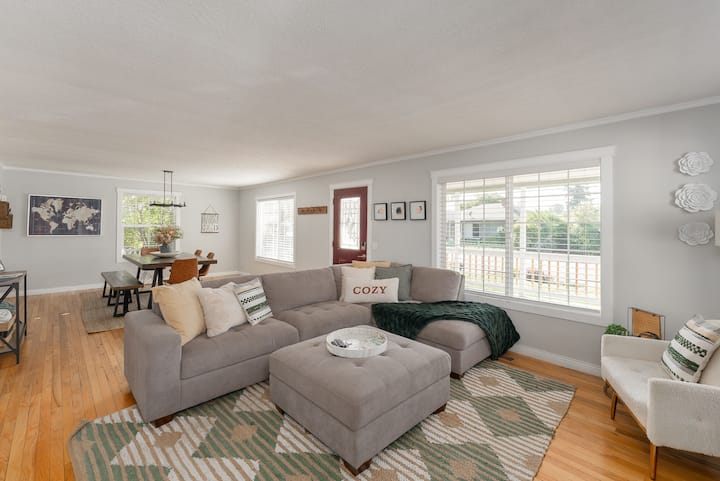 Stylish Escape- Chic & Cozy With Relaxing Backyard - Roseburg, OR