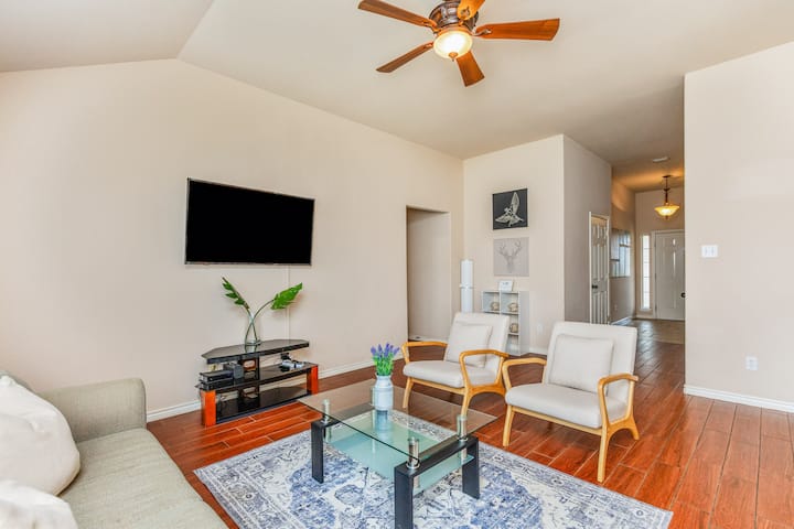 Stunning 3-br, Steps Away From Restaurants & Shops - Corpus Christi, TX