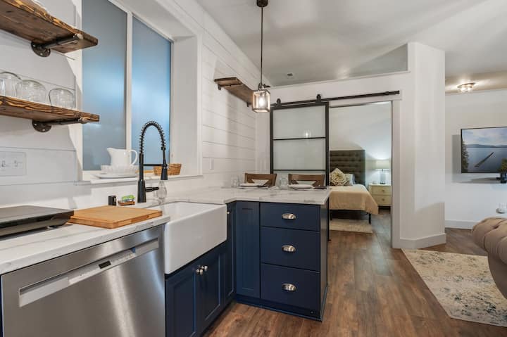 Private Laundry, Parking, Kitchenette, Patio - Spokane, WA