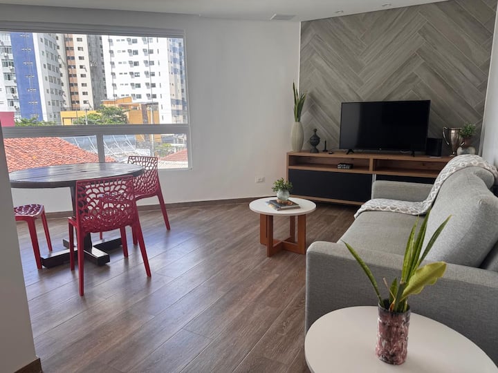 Well Located 2 Bedroom Apt Plus Garage. Boa Viagem - 雷西非