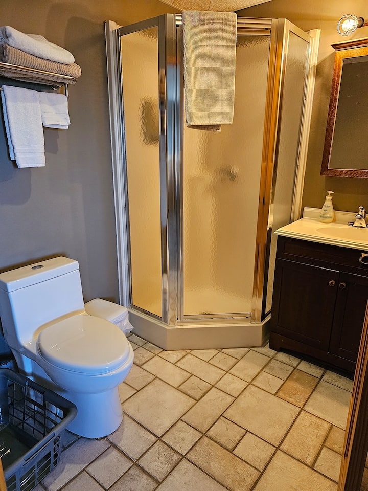 The Belle Room - Private Room - 1 Queen/bathroom - Rocky Mountain House