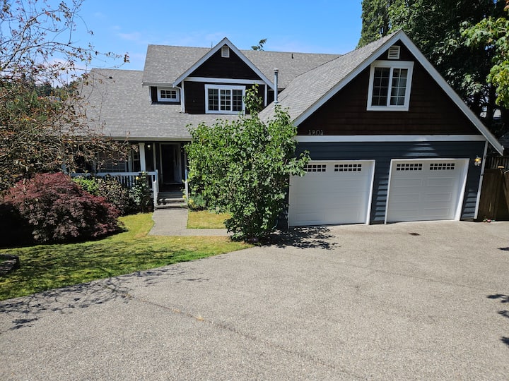 Cheerful 5 Bedroom Residential Home - Federal Way, WA