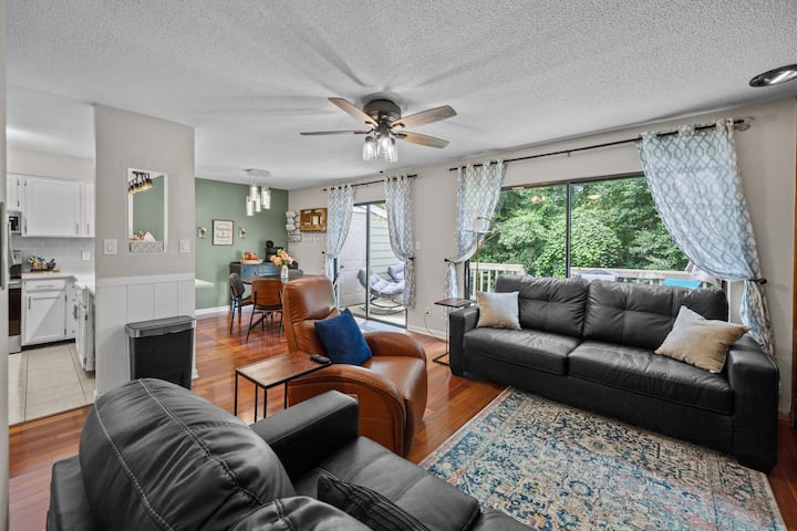 Comfy King And Queen Beds @ The Travelers Townhome - Raleigh, NC