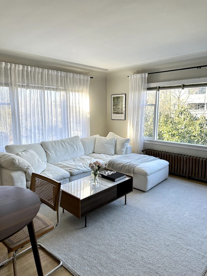 Large Mid-century Modern Apartment In Kitsilano - Vancouver