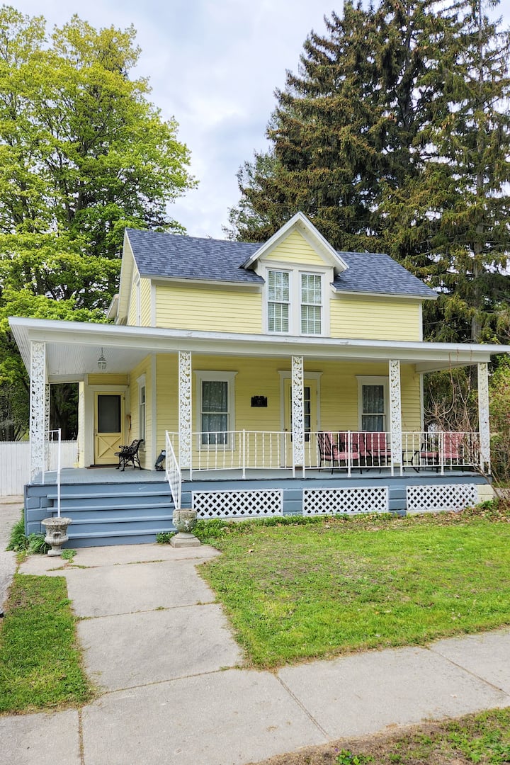 Walk Everywhere! Artist Home Near Park + Downtown - Frankfort, MI