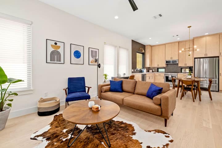 Full Modern Home W/ Private Yard + Garage - Austin, TX