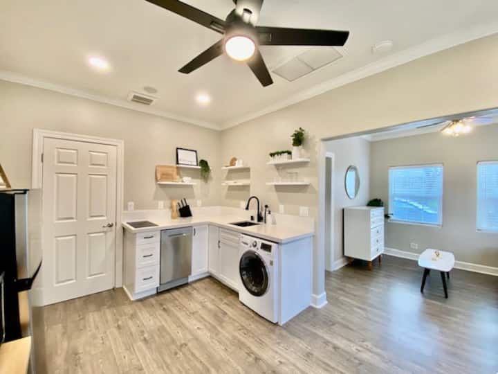 Entire Cottage In Downtown Sac W/ Parking! Pets Ok - Sacramento, CA