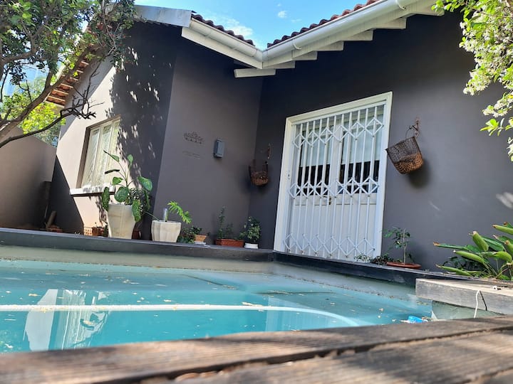 Trendy & Tranquil Garden Cottage Near Florida Road - Durban