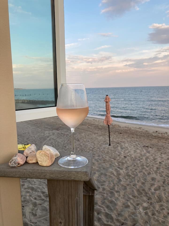 Beachfront Family Cottage (Private Beach) - Old Lyme, CT