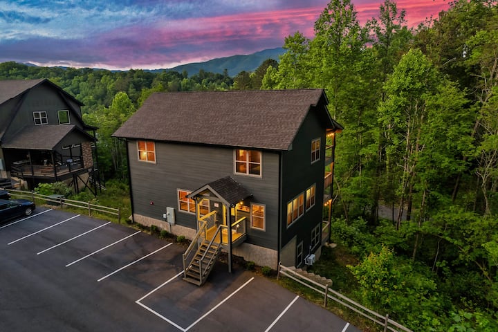 Mountain Cabin W/ Stunning Views | Game Room+pool - Gatlinburg, TN
