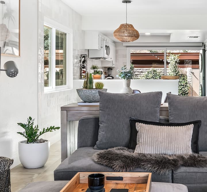 Relaxed Desert Living - Stylish, Views +More! - Palm Springs, CA