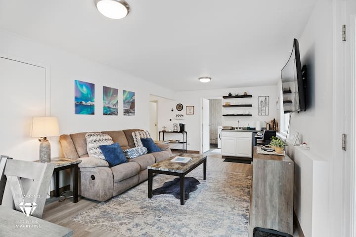 Cozy Arctic Den W/hot Tub, Close To Jber/downtown - Anchorage, AK
