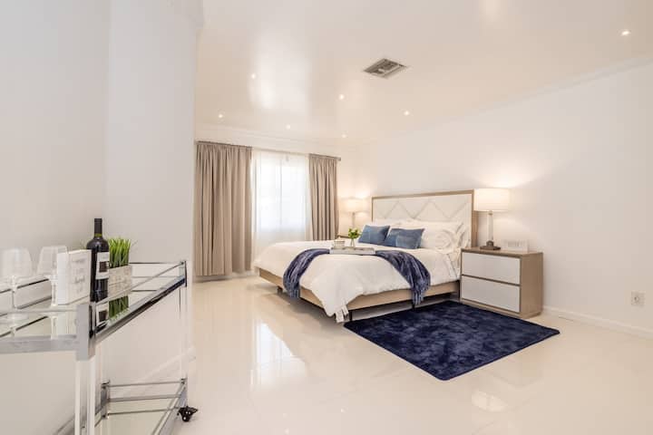 The Oasis Residence"stylish With Jacuzzi - North Hills - Los Angeles