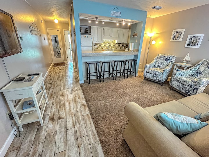 Relaxing 1br Condo Sleeps 4. Pool Outside Back Door. Beach Access. - Panama City, FL