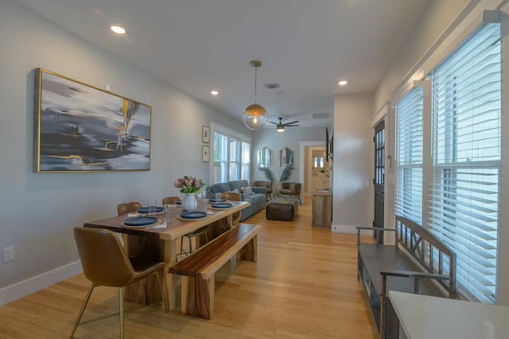 Luxury Downtown Home | Riverwalk | Hottub | Mural - San Antonio, TX