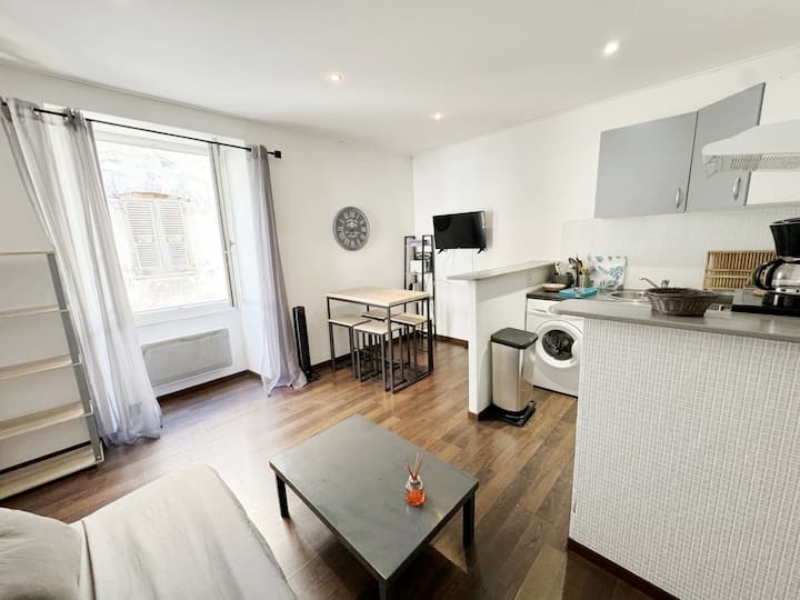 Joli Appart Avec Balcon à Corté (Centre Ville) - Corte