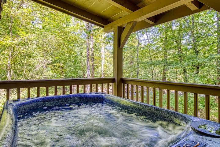Cozy `American Dream` Cabin W/ Hot Tub, Loft & Bbq - Cosby, TN