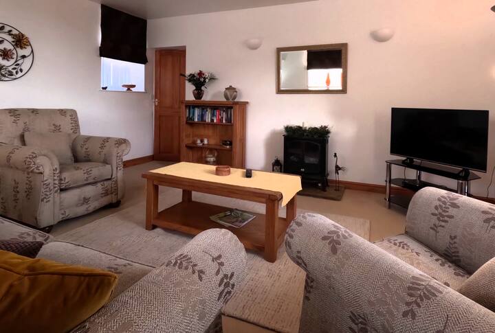 Stable Spacious 2 Bedroom Cottage Near Castle Hill - Mirfield