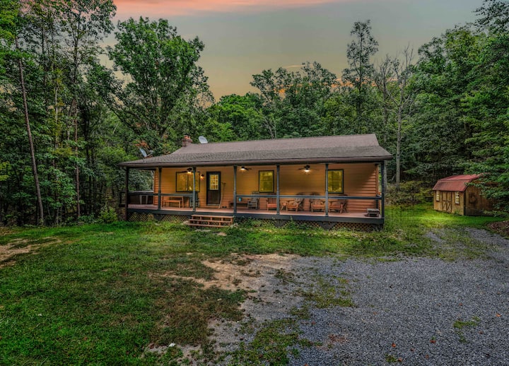 The Hideaway~remote Cabin ~Hot Tub~fast Internet! - Berkeley Springs, WV