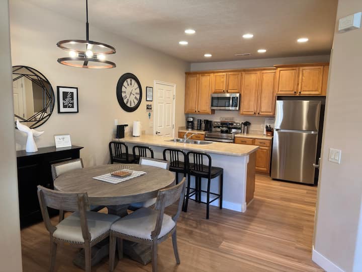 Spacious, Ground Floor 2b/2fb + 2 Car Garage - Mesquite, NV
