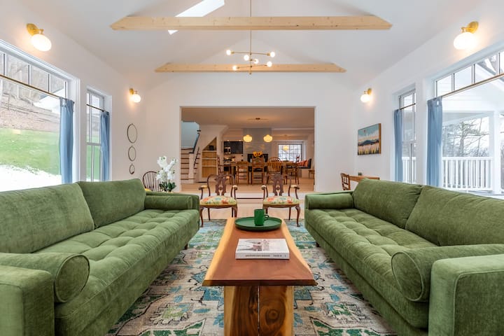 Luxury Village Chalet W/ Guesthouse -Pet Friendly - Vermont