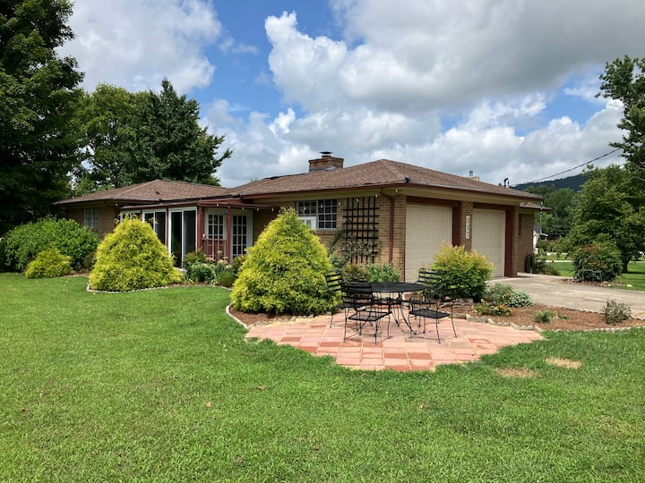 Vintage Valley Retreat | Mt Views, Family Friendly - Townsend, TN