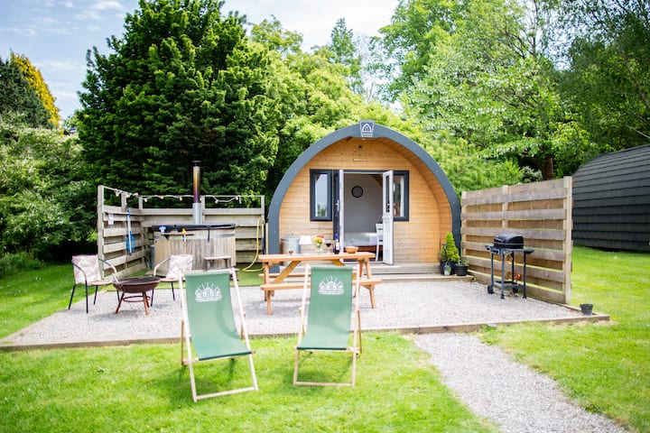 'Robin' Glamping Pod With Wood Fired Hot Tub - Cotswolds