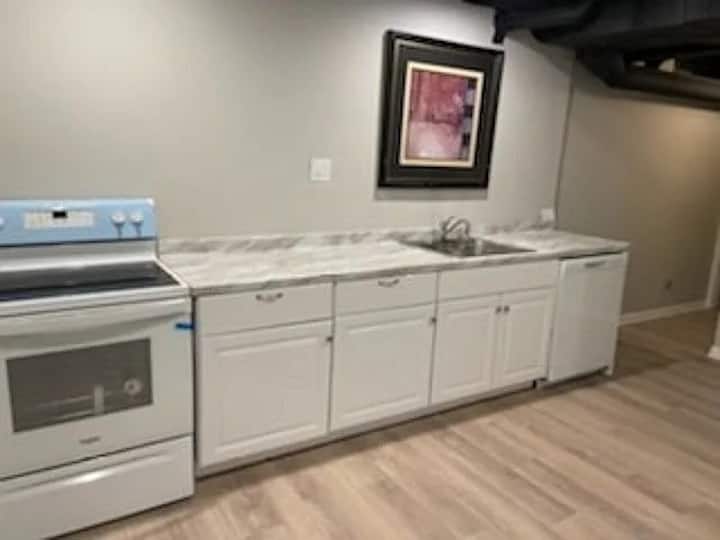 12 Minutes From Both Downtowns And Airports - Gladstone, MO