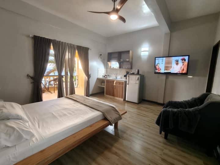 Studio Apartment With Ocean Views And Pool - Puerto Galera