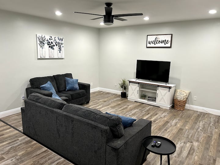 Rustic Retreat 3 Bd/2 Bth - Large Family Game Area - Fresno, CA