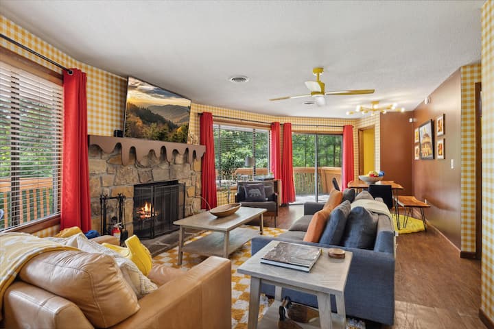 Former 2024 Eggo House Of Pancakes. 4 Bedrooms With Private Bathrooms, Hot Tub - Gatlinburg, TN