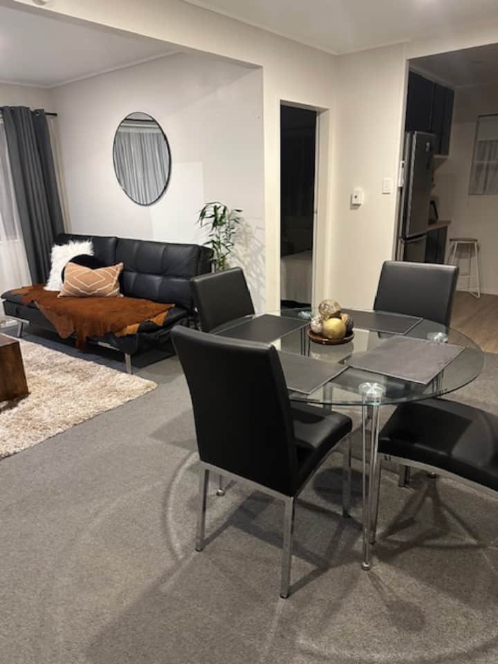 Adorable 2 Bedroom,
1 Queen & 2 Single Beds - Lower Hutt