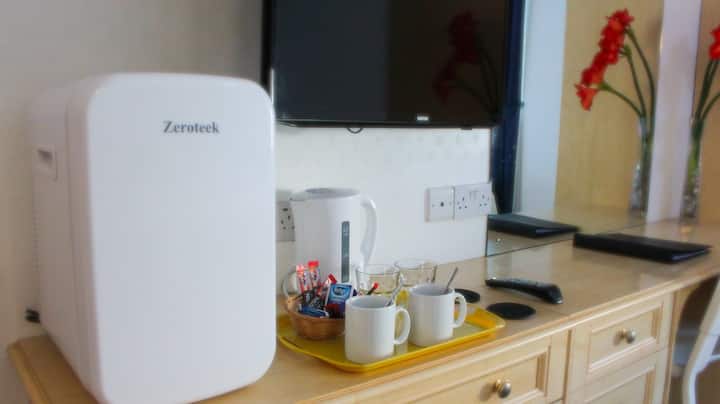 Superking Ensuite- Fridge, Central, Parking Inc - Torquay