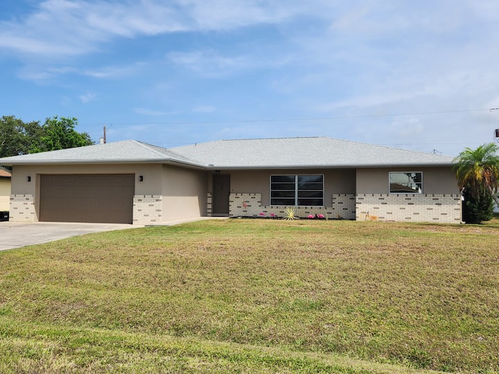 3 Bedrooms Screen Porch Parking Laundry Pool Table - Venice Beach, FL